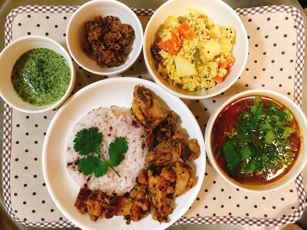 今週のミールス。新たにアビエル（野菜のココナッツ炒め煮）とインジカリ（生姜のチャツネ）を追加！（’～^）ノ｜プランニングにゃろ