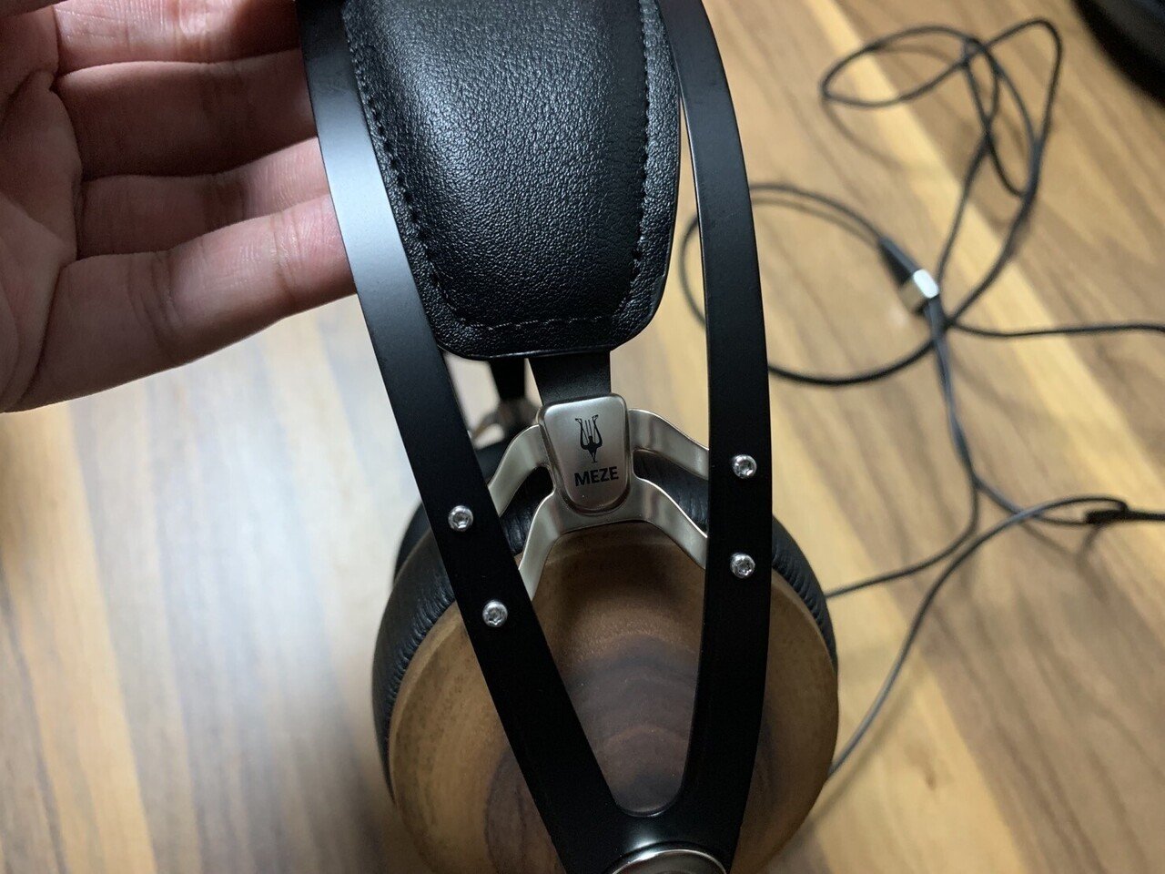 圧倒的に素晴らしい装着感と存在感!Meze Audio 99 Classicsを 圧倒的に素晴らしい装着感と存在感!Meze Audio 99 Classicsを