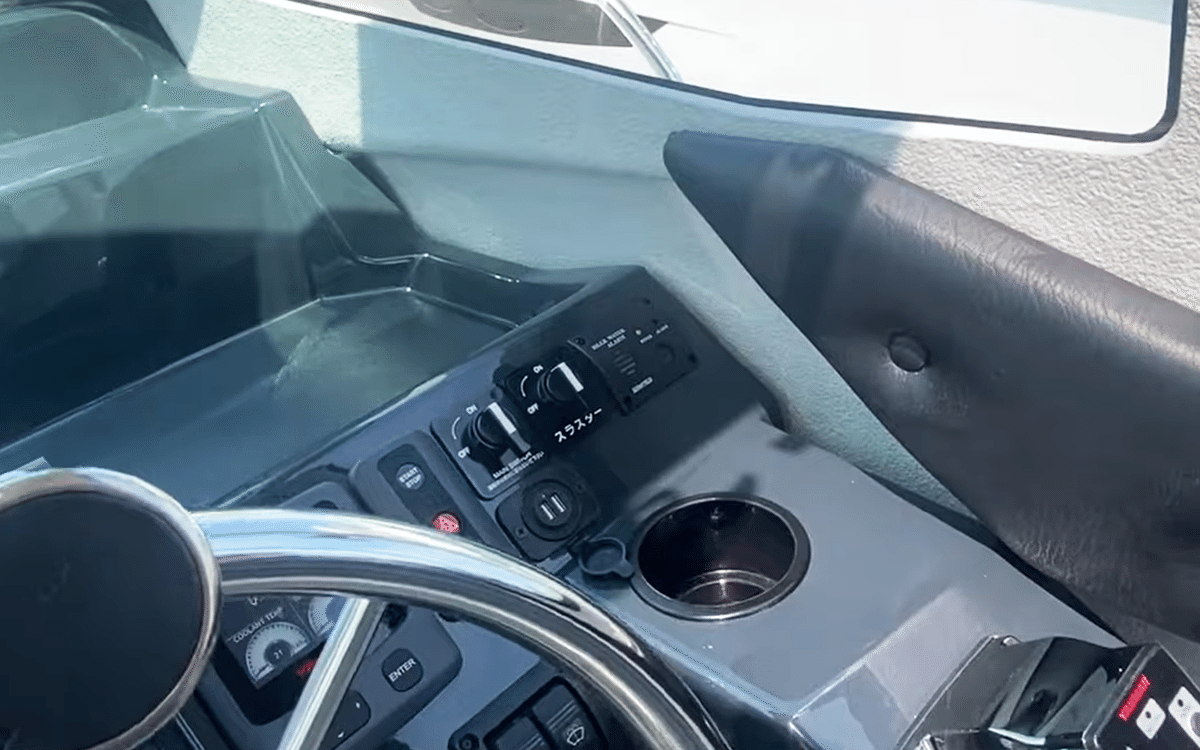 〈ヤンマーEX28C〉大きなバウデッキが魅力！クラス最大級のフィッシングスペースを備えた、釣り好きのためのボート｜bluecode株式会社