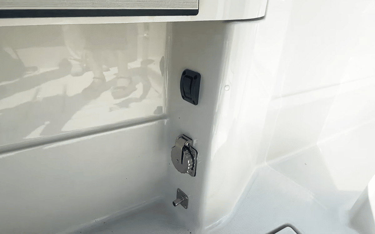 〈ヤンマーEX28C〉大きなバウデッキが魅力！クラス最大級のフィッシングスペースを備えた、釣り好きのためのボート｜bluecode株式会社