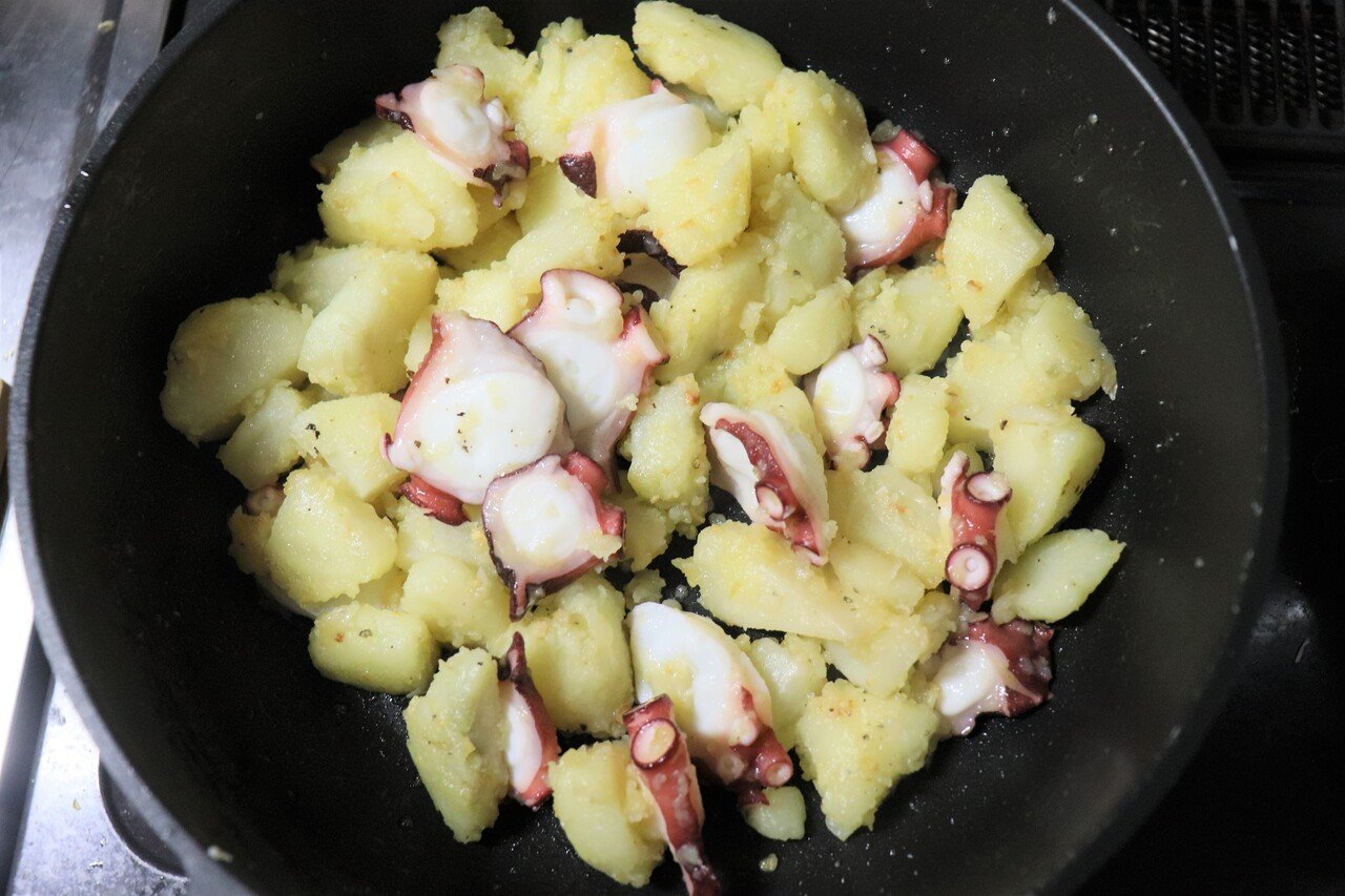 ワイン好きに捧げるレシピ#14《タコとじゃがいもとロゼワインと》｜Ayano Mitsui🍳料理とワインのコンサルティング🍷｜note