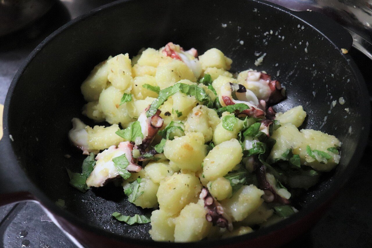 ワイン好きに捧げるレシピ#14《タコとじゃがいもとロゼワインと》｜Ayano Mitsui🍳料理とワインのコンサルティング🍷｜note