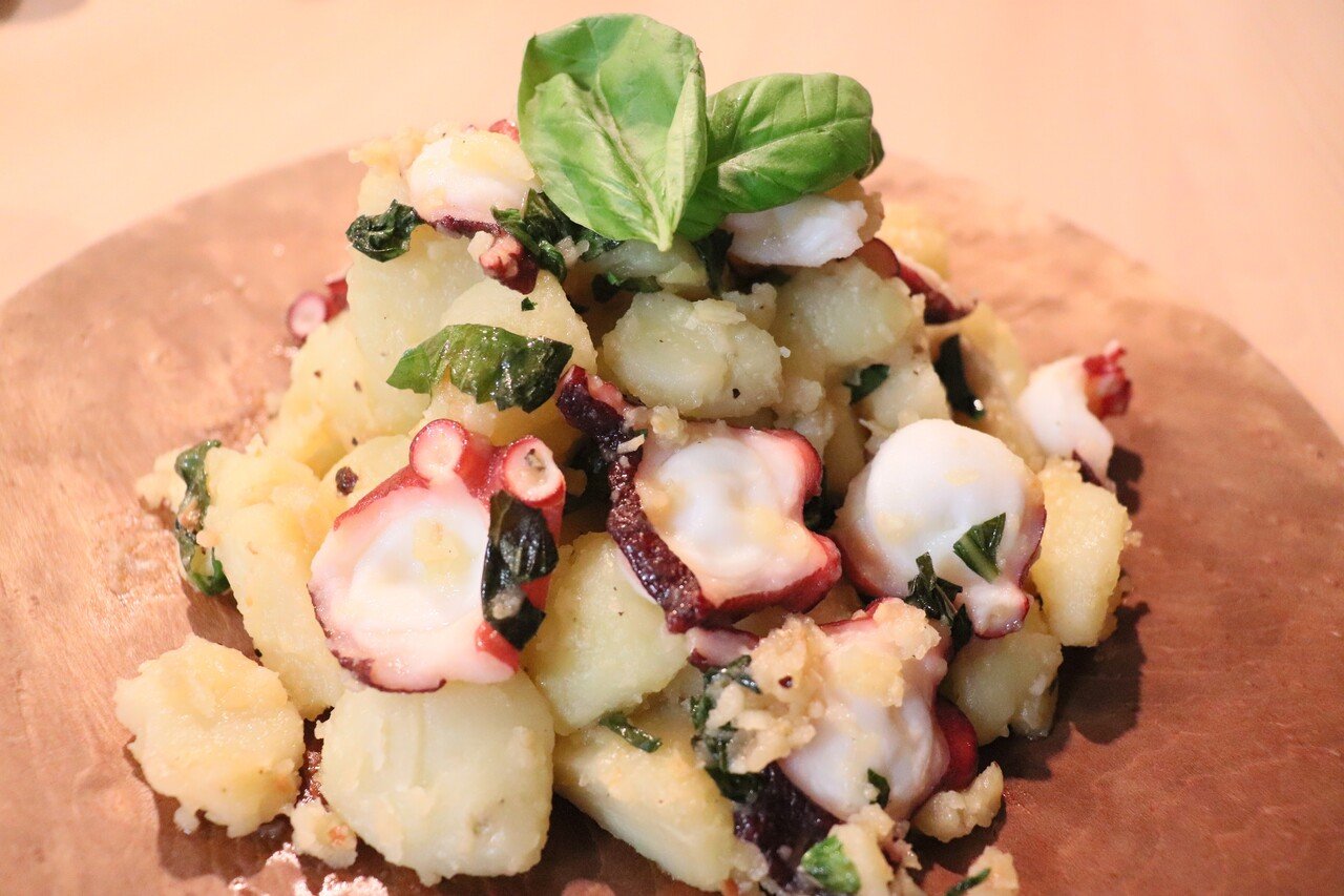 ワイン好きに捧げるレシピ#14《タコとじゃがいもとロゼワインと》｜Ayano Mitsui🍳料理とワインのコンサルティング🍷｜note