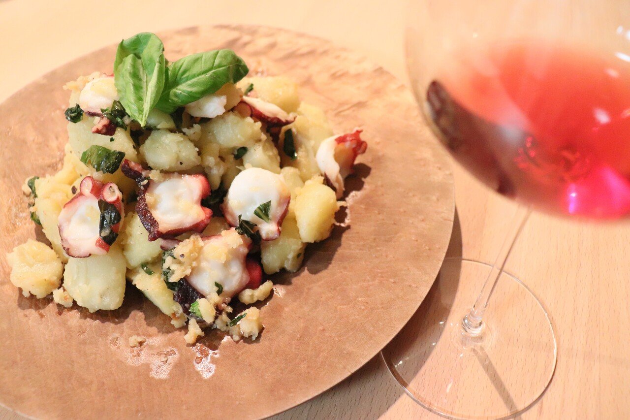 ワイン好きに捧げるレシピ#14《タコとじゃがいもとロゼワインと》｜Ayano Mitsui🍳料理とワインのコンサルティング🍷｜note