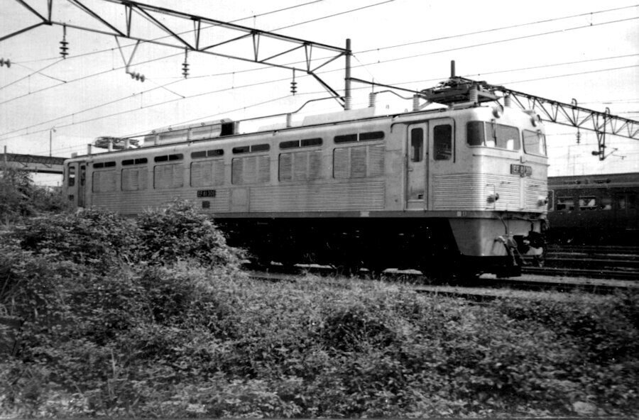 昭和48年ごろ：常磐線・勝田駅：EF81-301・新製時｜ヒル