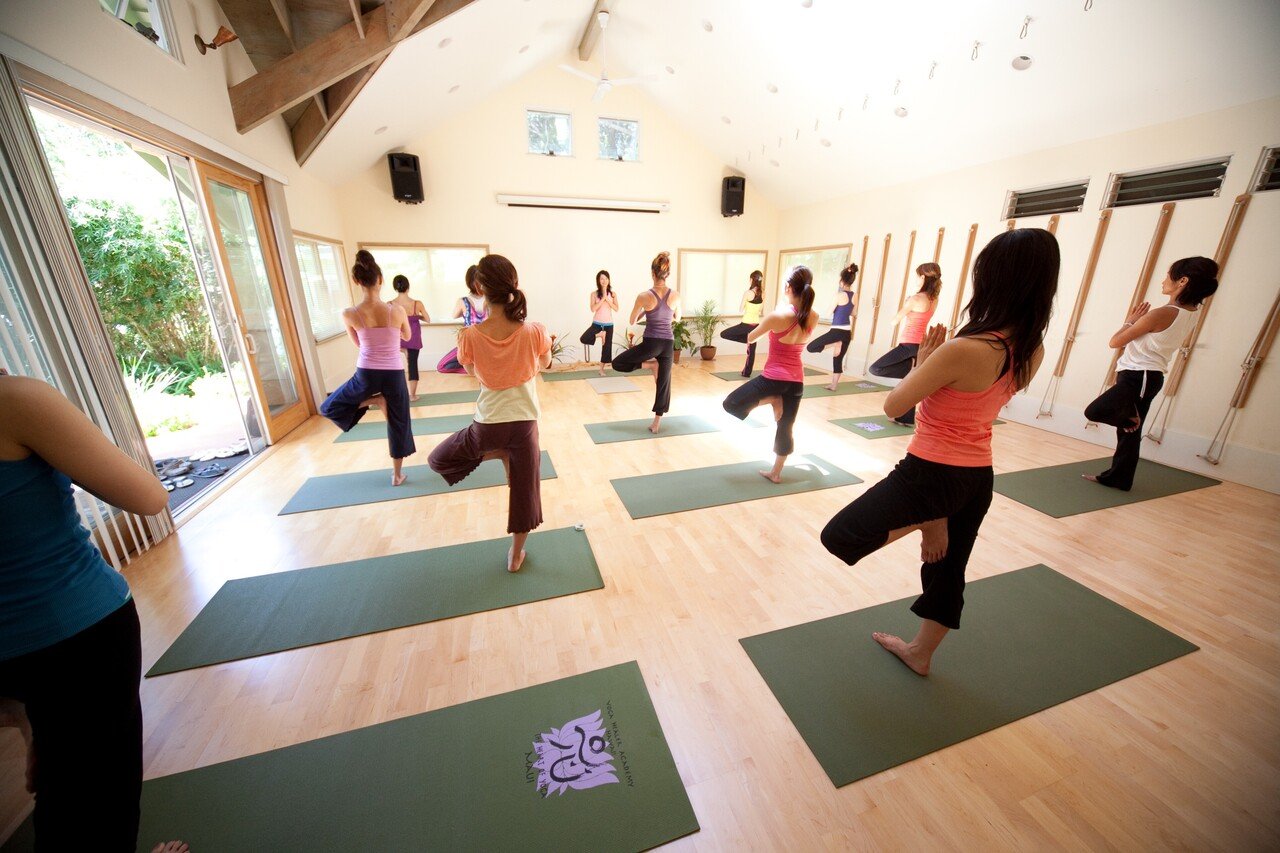 木のポーズ。バランスが崩れそう！と思ったらお尻を意識してみて。左右のヒップを互いに寄せあおう。お尻を固める感じ。これで「股関節外転筋群（こ ...
