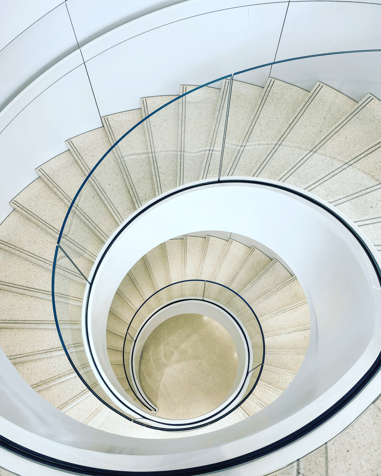 東京建築巡り〜渋谷の白が美しい螺旋階段 ｜東京の建築&アート巡りオタク@tanrock