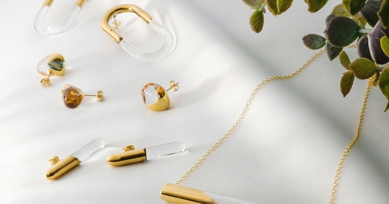 2000度を超える炎の中で、透明な世界を閉じ込める。ガラスで光を紡ぐ、kuumaのモードなジュエリーたち｜iichi