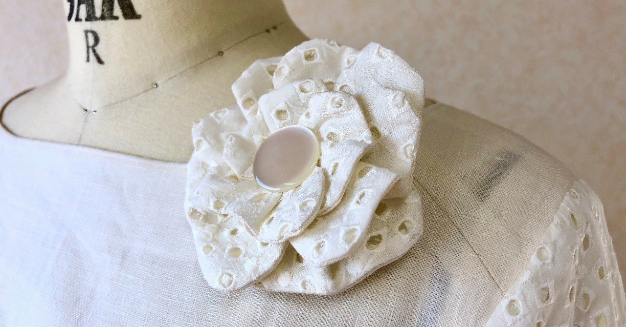 ふんわりふっくら、レース袖のブラウス｜Kazuko Hirose