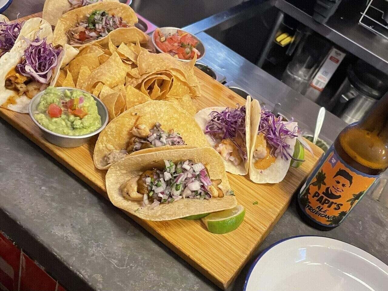 シンガポールのタコス考 最近、小麦でなくトウモロコシのトルティーヤのタコス屋が増えた。島内どこかに製造体制が確立したか？製麺所みたいな ...