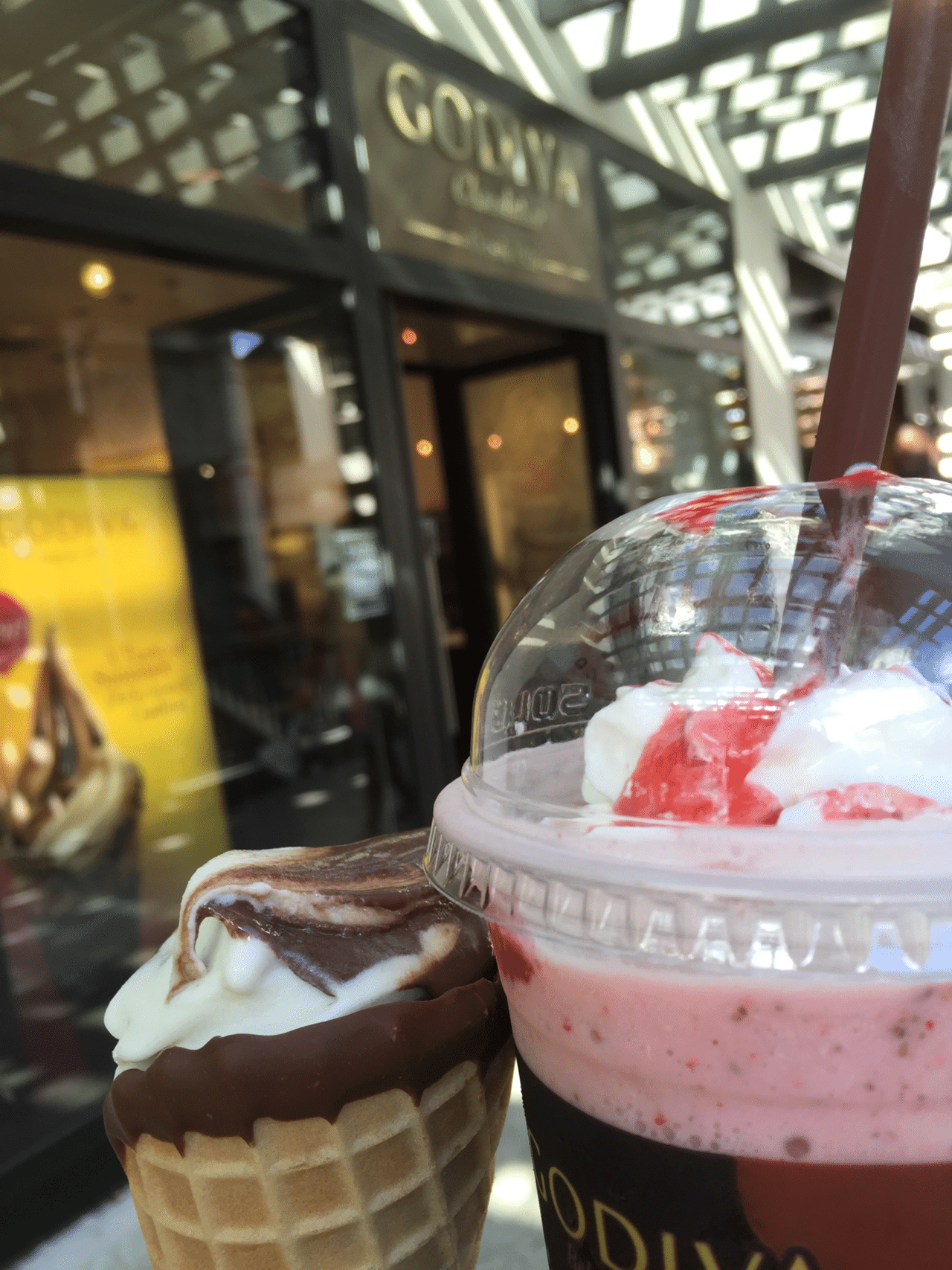 GODIVAチョコアイス🍦とストロベリードリンク！📷｜まるまるの虫 カメさん