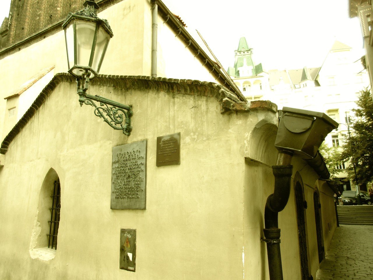 引き続き、チェコの写真。5枚目は、キテいるカフカ（小説家）の像です｜Kimura_FUMITO｜note