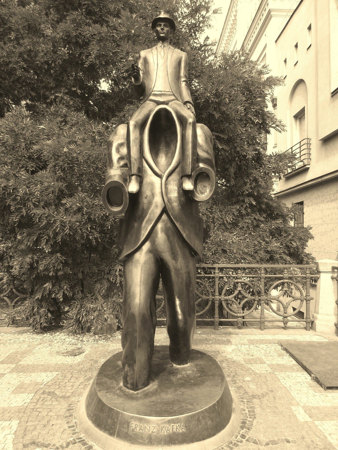 引き続き、チェコの写真。5枚目は、キテいるカフカ（小説家）の像です｜Kimura_FUMITO｜note