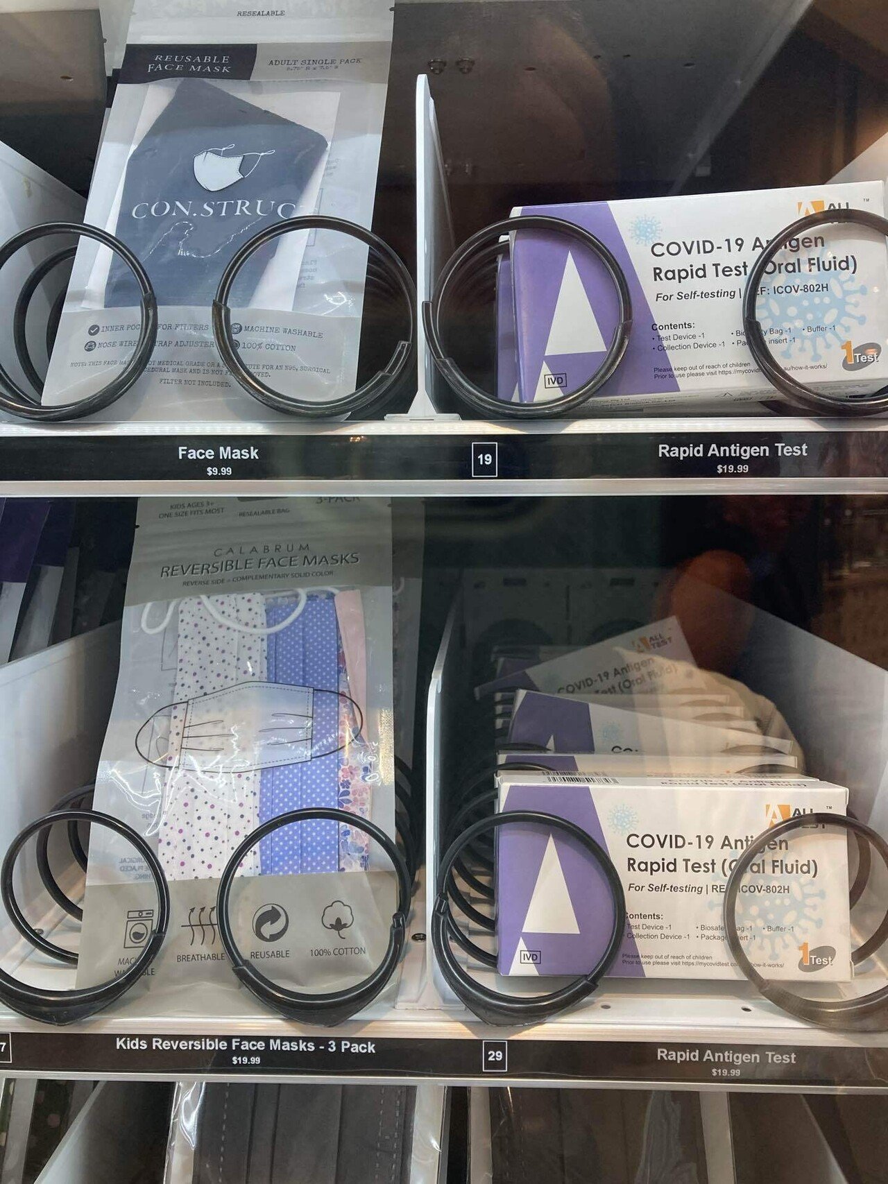 オーストラリアBrisbaneのショッピングセンター、バス停近くにある自動販売機｜彩流asunaga｜note