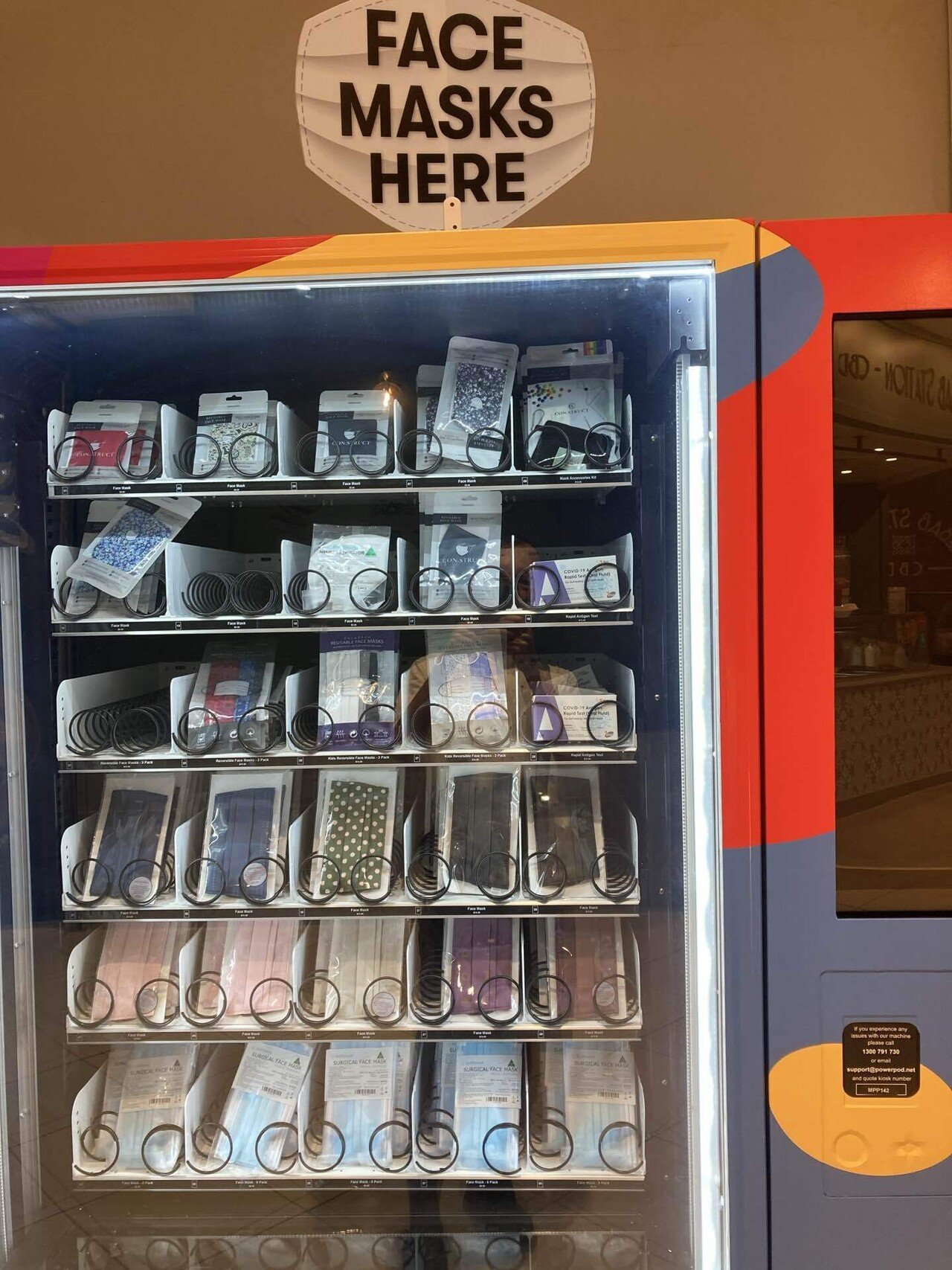 オーストラリアBrisbaneのショッピングセンター、バス停近くにある自動販売機｜彩流asunaga｜note