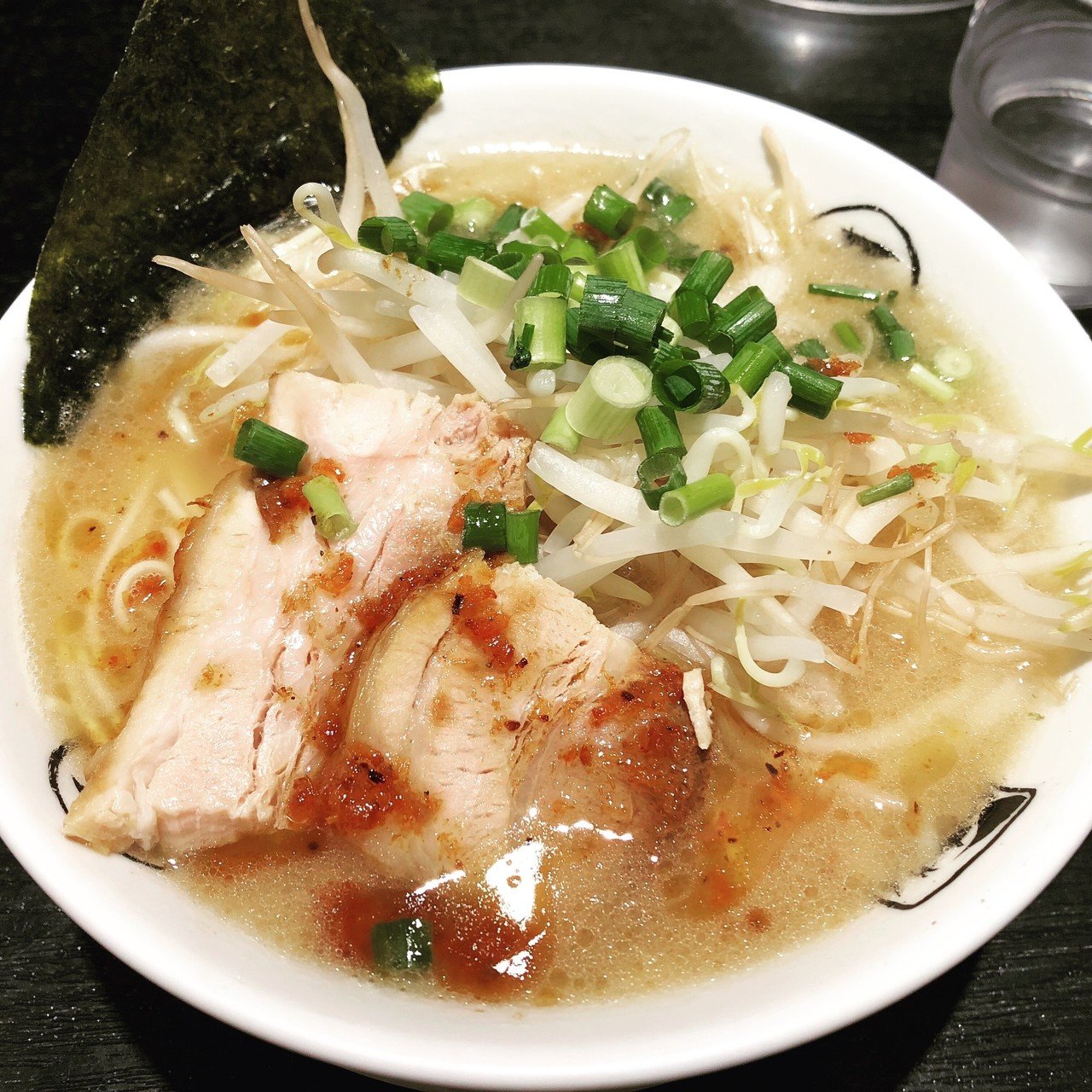 残業で糖切れのフラフラ。職場の仲良しをラーメンに誘ったら即答で乗ってくれて感謝。 「顔の印象が変わりましたね」とラーメンを食べながら言われ ...