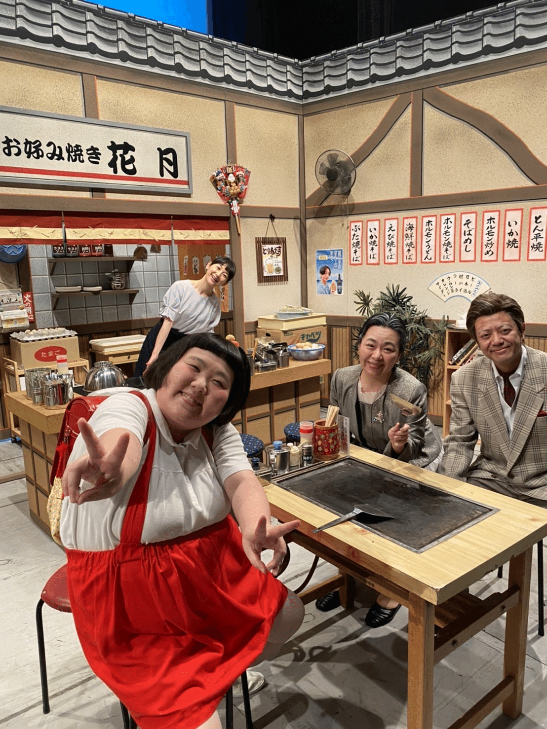酒井藍座長週の吉本新喜劇「鉄板よりも、熱い厚い親子愛!?」終演しました。 僕は酒井藍ちゃんのおじいちゃん役で出演していました。 嫁役は吉岡友見ちゃん、娘役は高橋靖子さんでした。 ご来場下さった