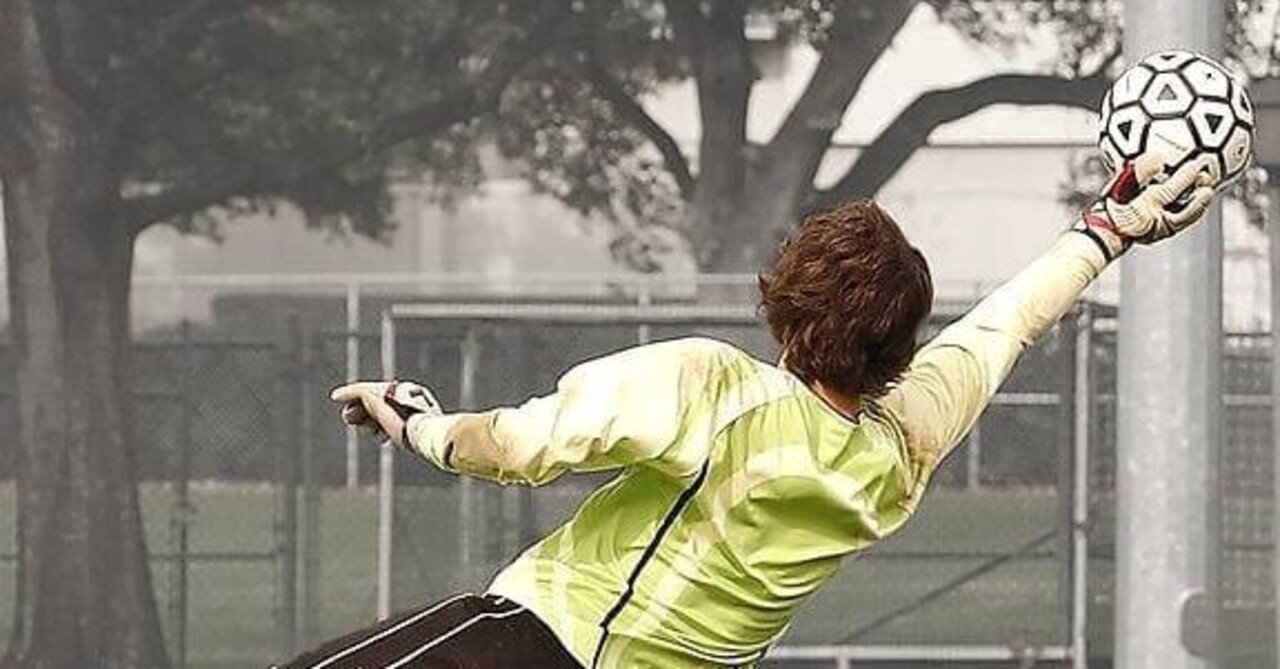 GKは片手でボールを扱うスキルも必要｜Atsuya