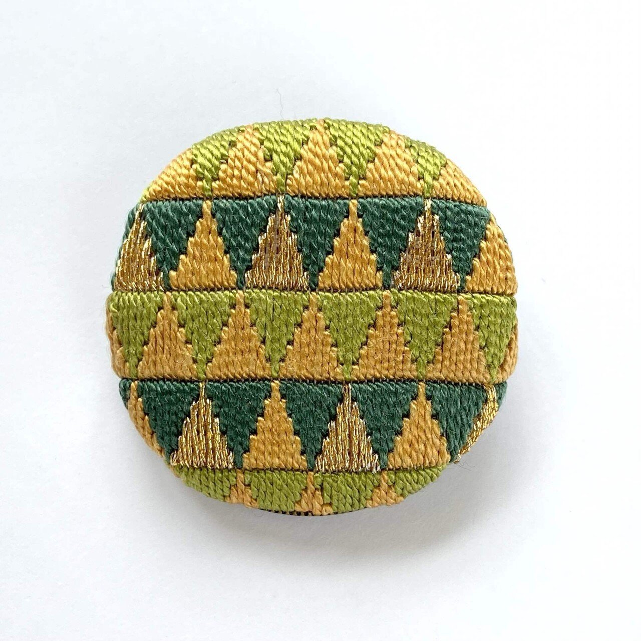 2022.03.17. フェリシモ 絹糸の光沢が美しい 日本の伝統刺しゅう 絽刺しのブローチの会 (うろこ) #絽刺し #刺繍 ｜つくるひと あなぐま