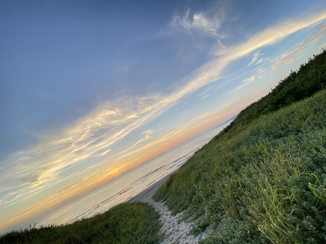 8/8 やまない雨はない どんなに今が絶望的だと思っても それは点でしかタイムラインを見れていないから あとあと振り返ると 腑に落ちる状況だったりも 一見、災いにしか思えない台風だって 海水温 ...