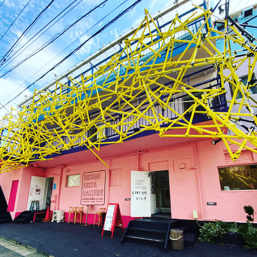 東京建築巡り〜カラフルな足場ポールが複雑に絡まった建物 ｜東京の建築&アート巡りオタク@tanrock