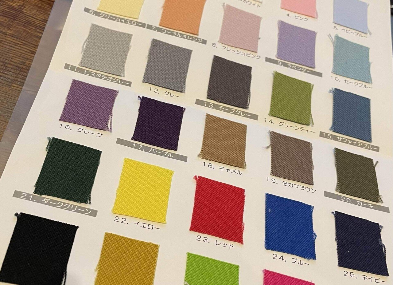 ノベルティ用に帆布生地をオーダーしたら、生地見本が入ってました。たくさんの色が並ぶ見本がすごく好きです。こういうのずっと眺めていられる😆｜Tip3'S＊araco＊