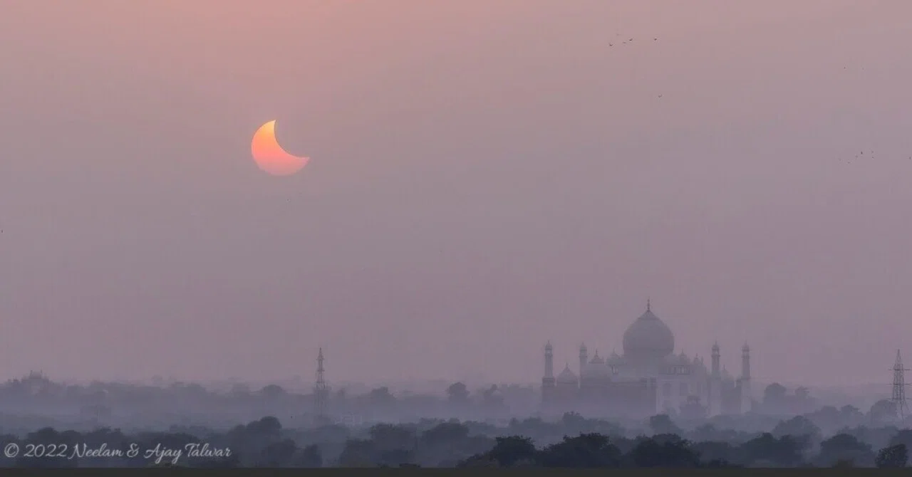 【Astronomy Picture of the Day】Sunset, Moonset, Taj Mahal, 2022.10.28｜岩澤康一