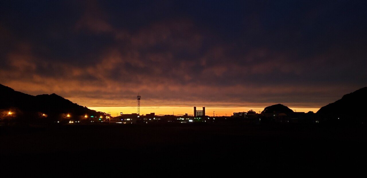 照らされる雲底。西伊豆・松崎の夕陽｜Yoshiaki_Naoe｜note