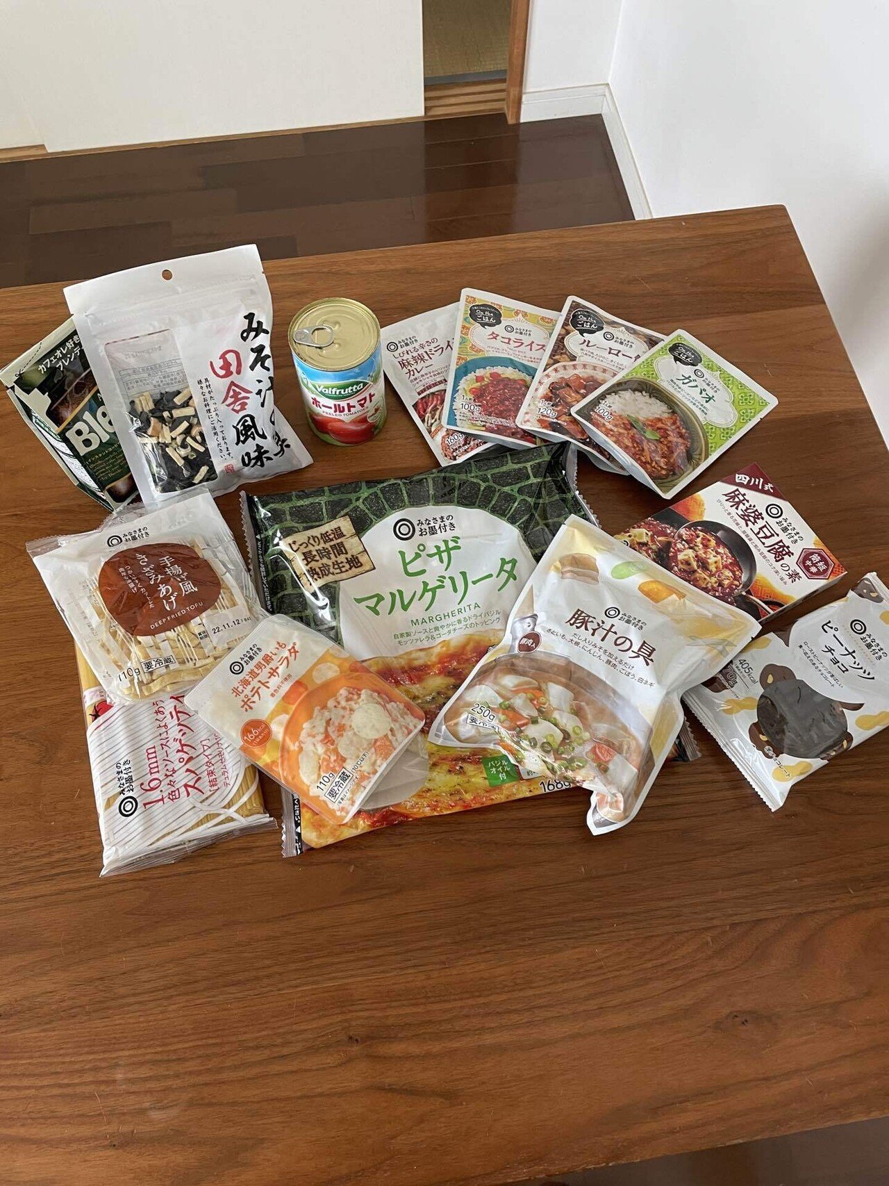 西友でお買い物。 これで2700円くらい。 レトルトはタコライスに期待してる。 ピザは超オススメ。 これは美味しい。｜山影匡瑠(三味線奏者)