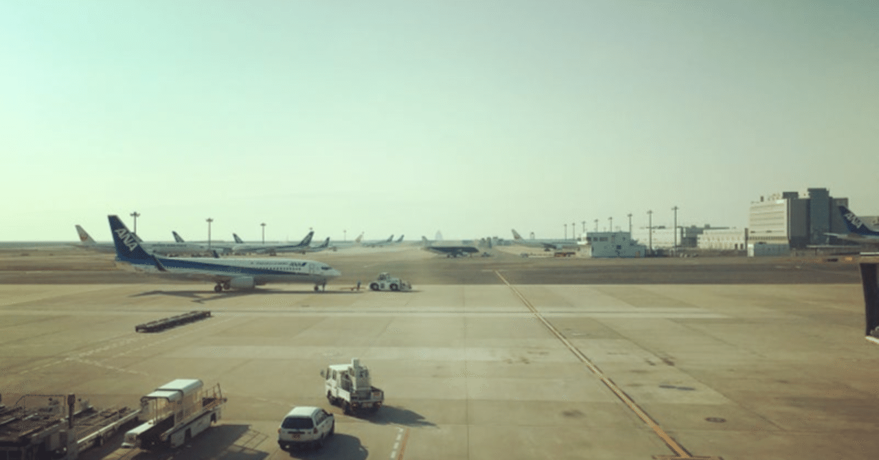 飛行場の車のナンバープレート｜adjmt