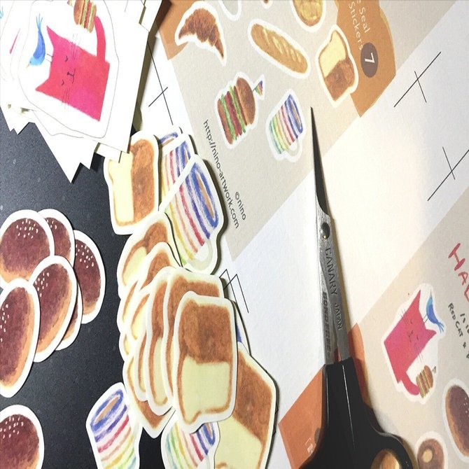 手作りフレークシールをもくもくと作るの巻。 I've been making my own stickers with my ...