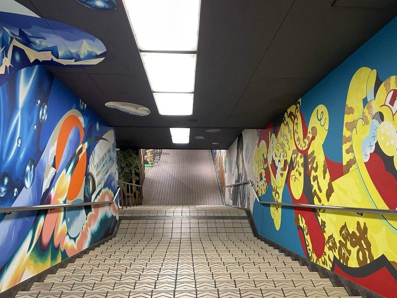 「Senba Mural Parkの巨大壁画」｜なにわのスキンヘッド