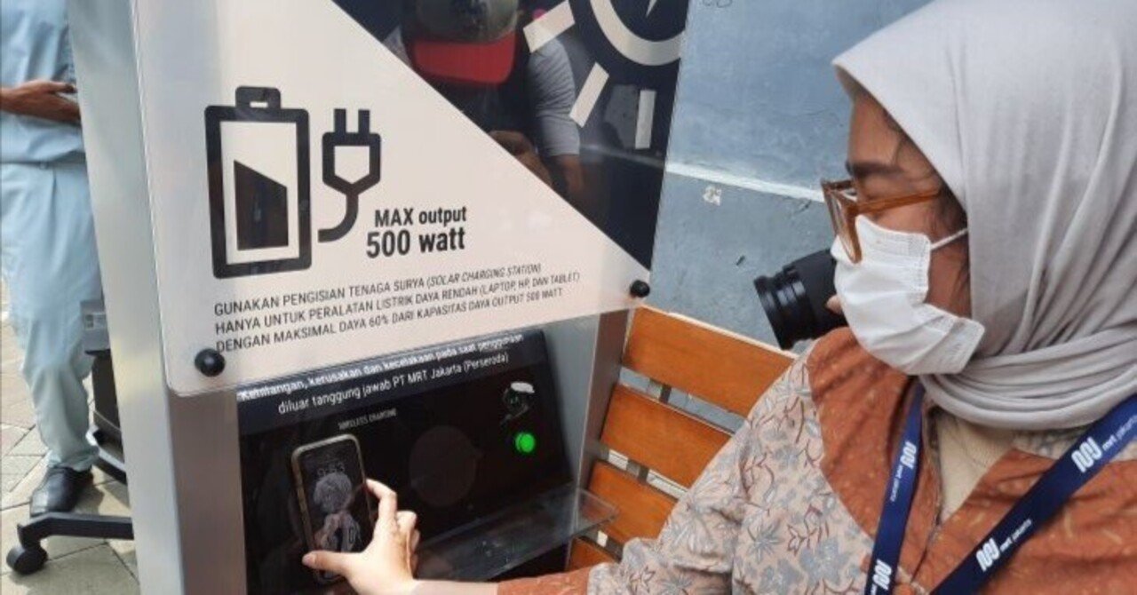 インドネシアのMRT駅に、太陽光発電のスマホ充電所設置。｜DigitalCreator｜note