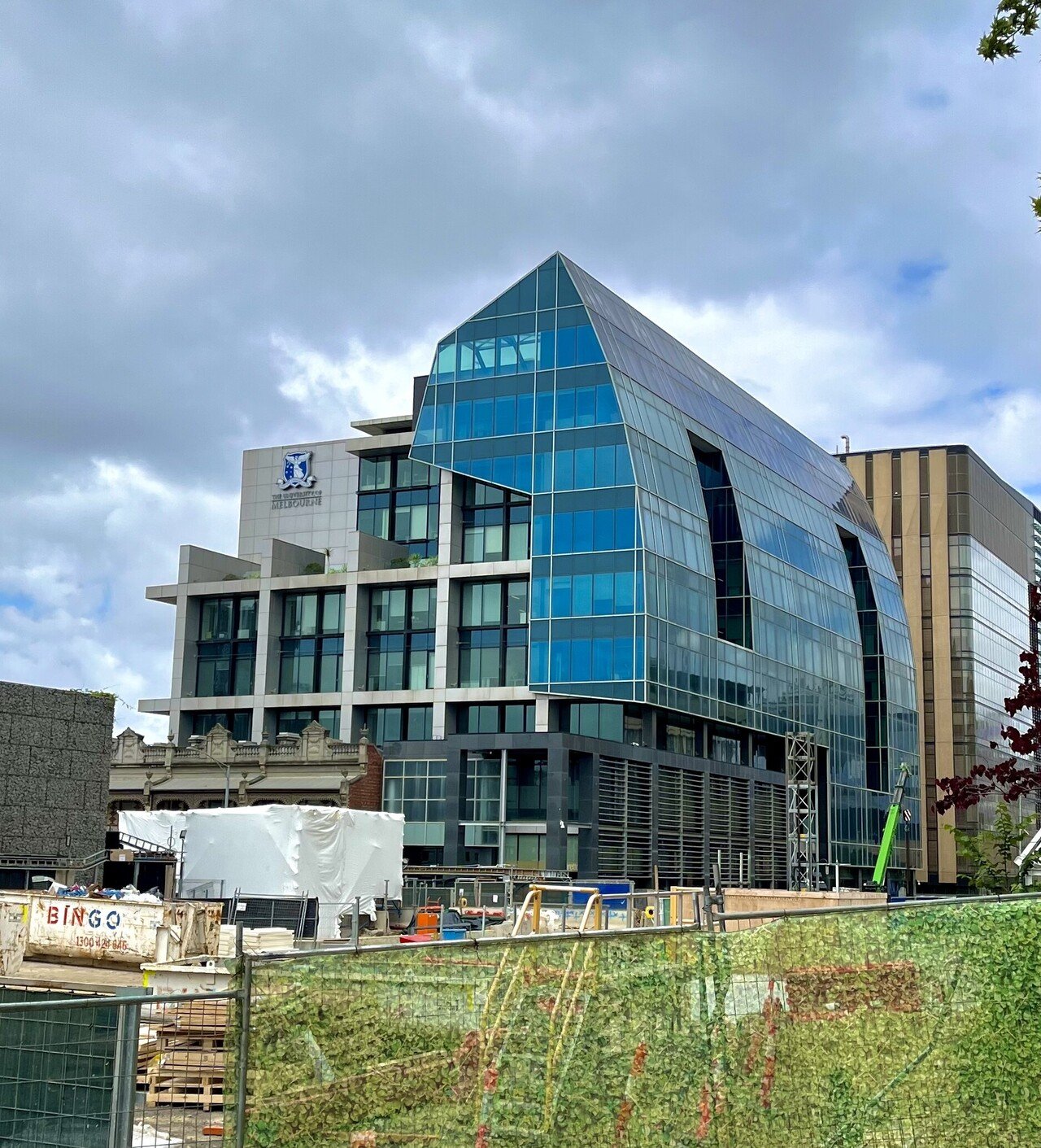 【🚶メルボルン大キャンパス散歩3🚶‍♂️】これは僕の研究室が入ってるAlan Gilbert Buildingです。医学系の研究室が多く入って ...