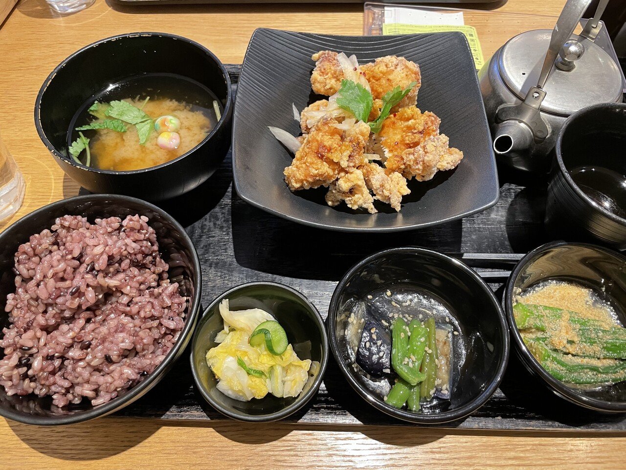 今日のお昼ご飯は駅ビルLUMINEで和食ランチ。お休みをもらって、なっちゃんの産婦人科の検診に付き合う。自分では揚げ物はしないけど、たまに食べる唐揚げはおいしい！黒米ご飯も歯ごたえあって体に ...