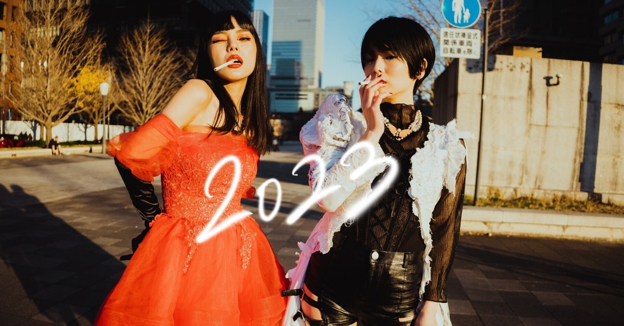 東京駅に降り立つ紅白ドレスの二人｜manimanium｜note