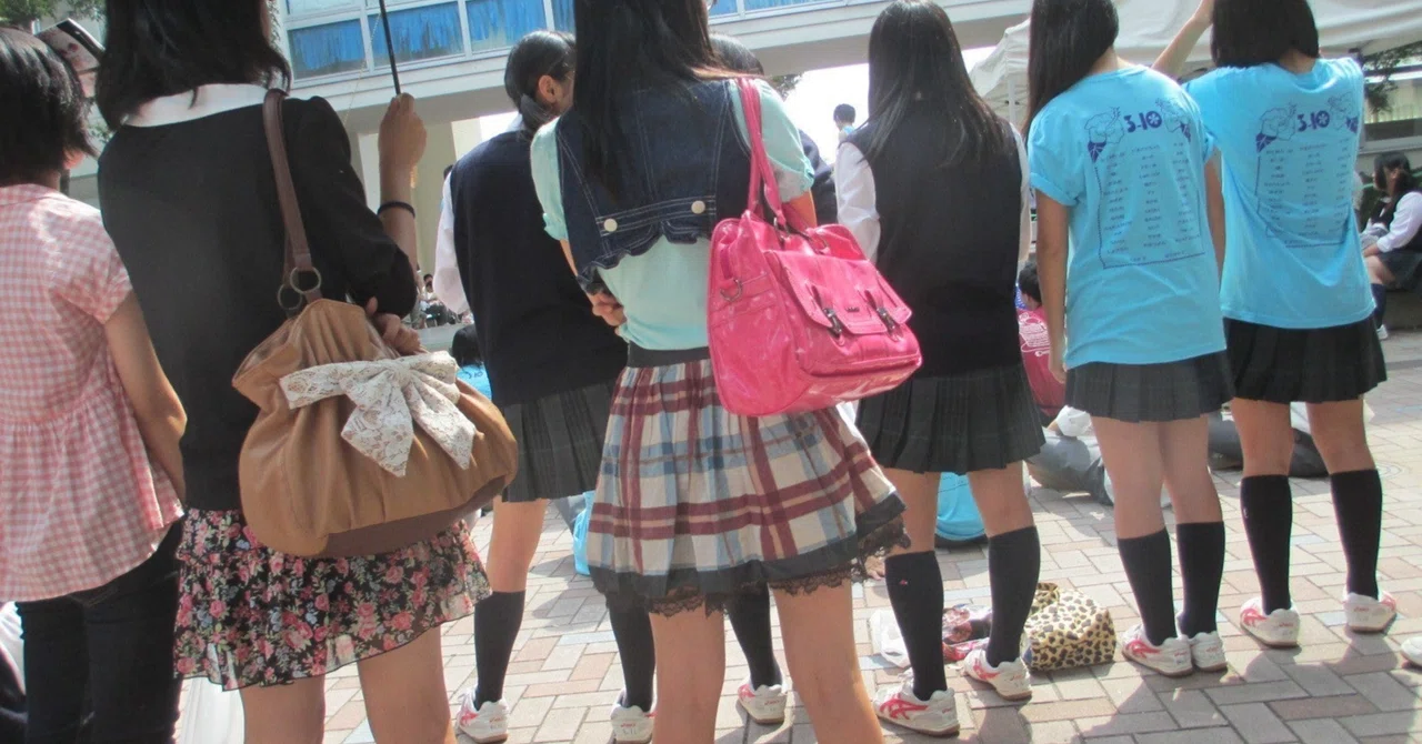 スカートを下から覗くかのような盗撮｜こんとん