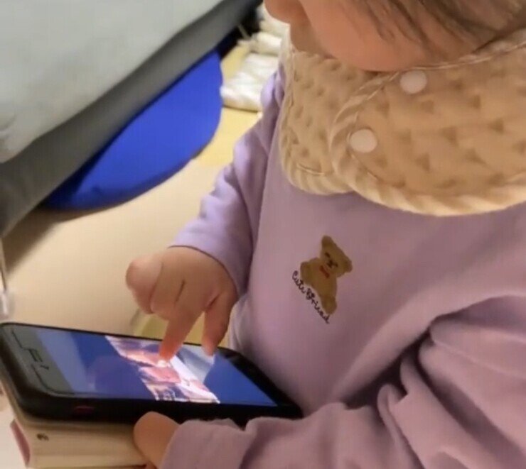 【一歳の孫のフリックタッチかな】 ちっちゃい指でちょんちょんとアイコンをタッチしたりフリックタッチしたり画面を大きくしたり😳その手つきは絶妙😆いつ覚えたのだろう☺️ 白熊杯決勝投票は1日20時 ...