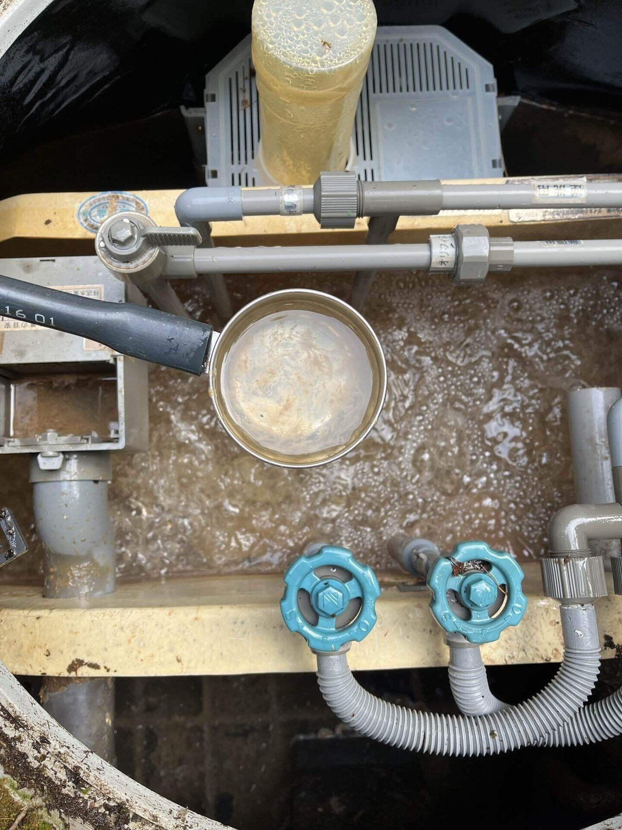 写真はゲルビーズ担体があるようでない、ダイキKRN型浄化槽です💦 処理水槽に担体が流出してしまうことや、 新人清掃員による処理水槽底部吸引によって担体が無くなっているケースがよくあります💦 ...