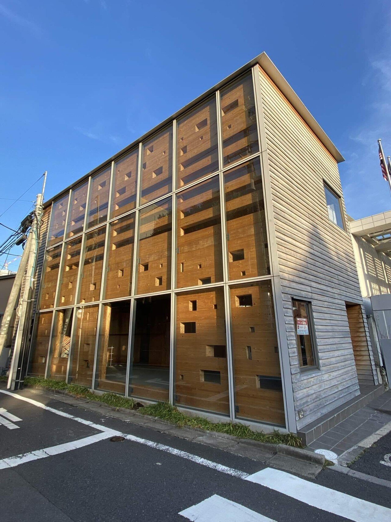 東京建築巡り〜ガラスカーテンウォールと木製の内観 ｜東京の建築&アート巡りオタク@tanrock